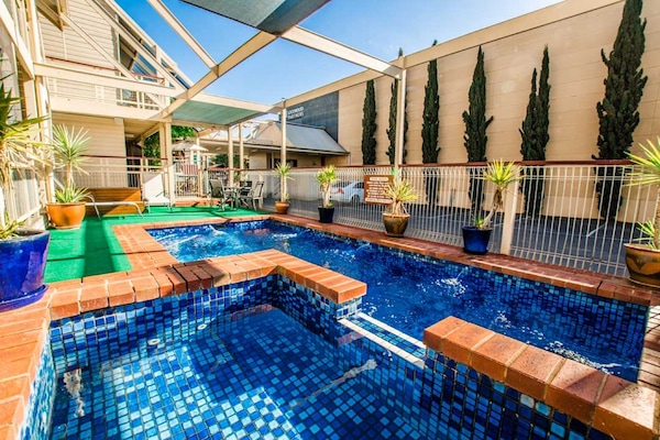 Piscina externa, espreguiçadeiras