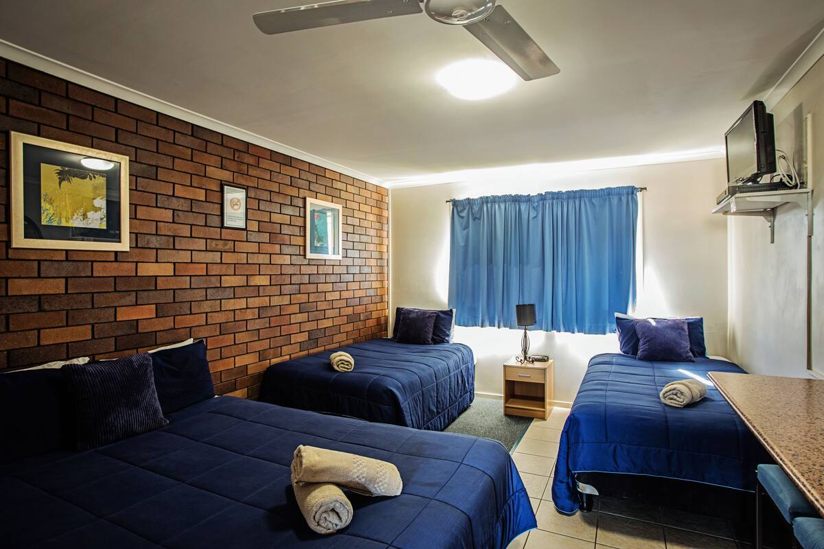 Quarto Familiar (Motel Room) | Ferro/tábua de engomar, Wi-fi grátis, roupa de cama fornecida