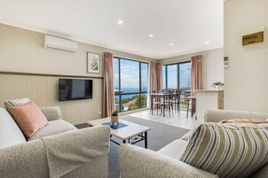 Apartamento, 2 quartos, banheira de hidromassagem, vista para o oceano | Área de estar | TV LCD 26 polegadas com canais digitais, TV, DVD player