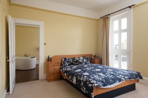Casa tradicional, 4 quartos | 1 quarto, roupas de cama premium, individualmente decorados