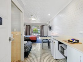 Quarto Triplo Standard | Kitchenette privada | Um frigorífico, um micro-ondas, uma chaleira elétrica 