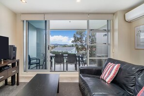 Apartamento Deluxe, 3 quartos | Sala de estar | Televisor de 40 polegadas com canais via satélite 