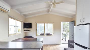 Villa Standard, 2 quartos (Lake View Villa) | Sala de estar | TV de ecrã plano