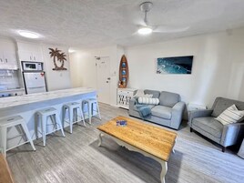 Apartamento Standard, 3 quartos, cozinha | Secretária adequada para computadores portáteis, ferro/tábua de engomar 