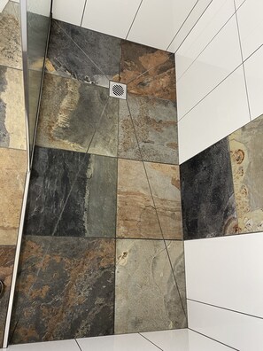 Suite Deluxe, 1 quarto, não fumadores (Deluxe Queen) | Duche na casa de banho