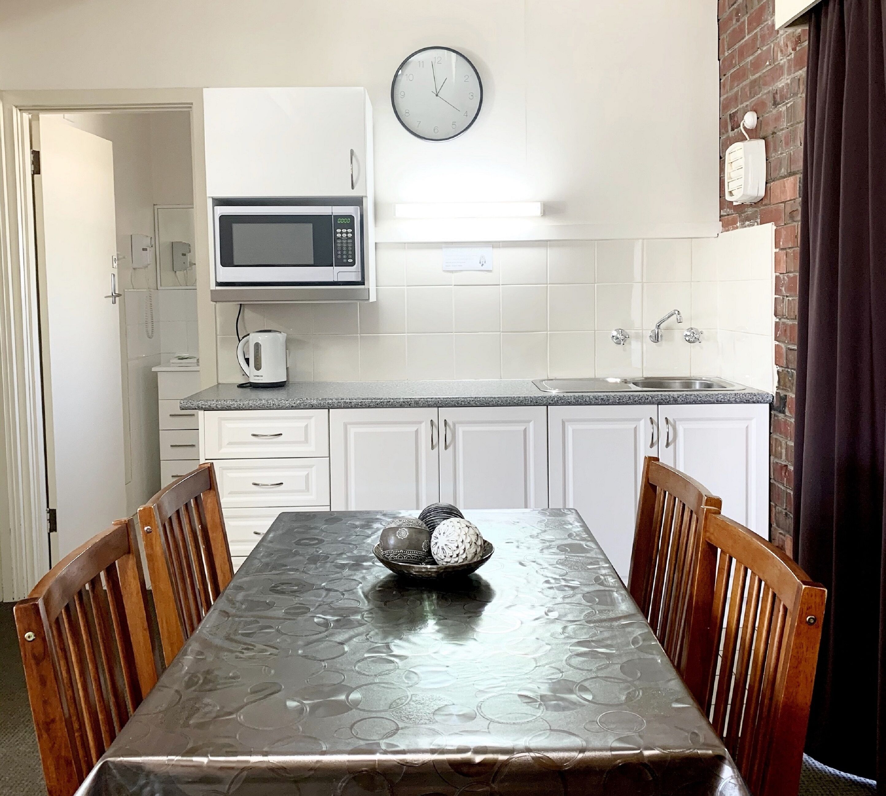 Apartamento Familiar, 2 quartos, cozinha, vista para a piscina | Cozinha privada | Um frigorífico, uma cafeteira/bule, uma chaleira elétrica 