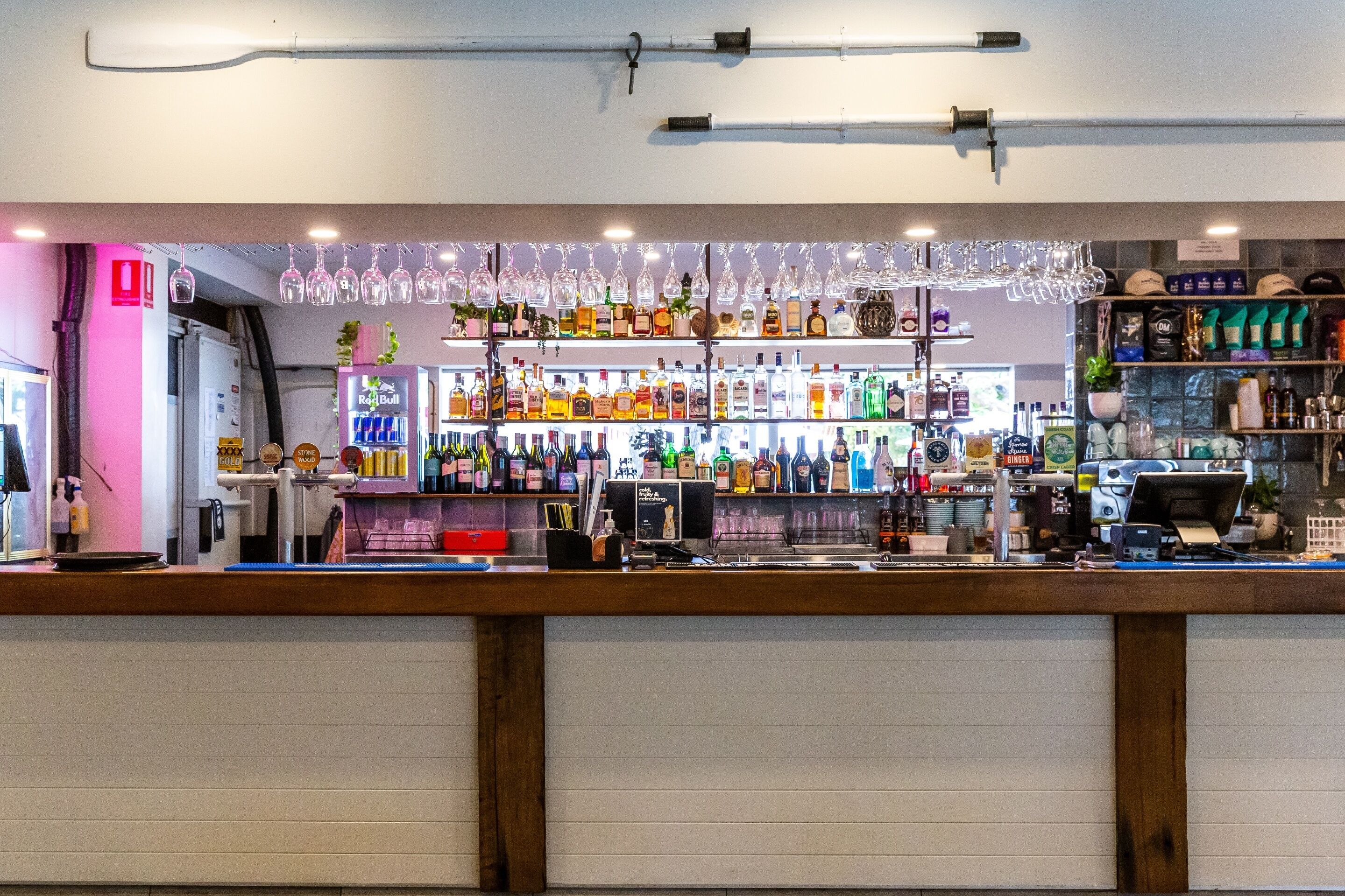 5 bares/lounges 