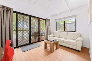 Cabana de Madeira Executiva, 2 quartos, vista para o rio | Sala de estar | Televisor