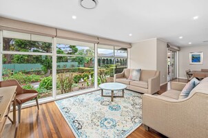 Dúplex, 2 quartos, não fumadores, cozinha | Sala de estar | Televisor LCD, Netflix, leitor de DVD, ténis de mesa 