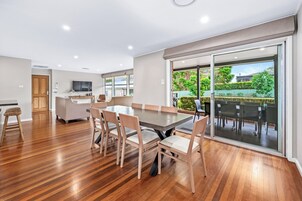 Dúplex, 2 quartos, não fumadores, cozinha | Sala de estar | Televisor LCD, Netflix, leitor de DVD, ténis de mesa 