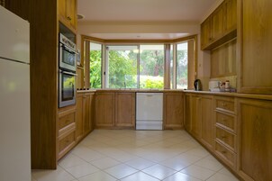 Quarto Standard, não fumadores, cozinha (4 bedroom Barilla House) | Cozinha privada | Um frigorífico, um micro-ondas, uma placa de cozinha