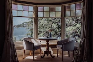 Classic King with Water View | Roupas de cama premium, camas com colchões pillow-top, frigobar