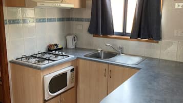 Suíte standard, 2 quartos, sacada, vista para o lago (Lake Villa) | Cozinha americana privada | Geladeira grande, micro-ondas, cooktop, chaleira elétrica
