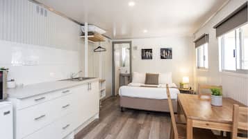 Cabana de Madeira Superior (Pet Friendly) | 2 quartos, cofre no quarto, cortinas/cortinados opacos