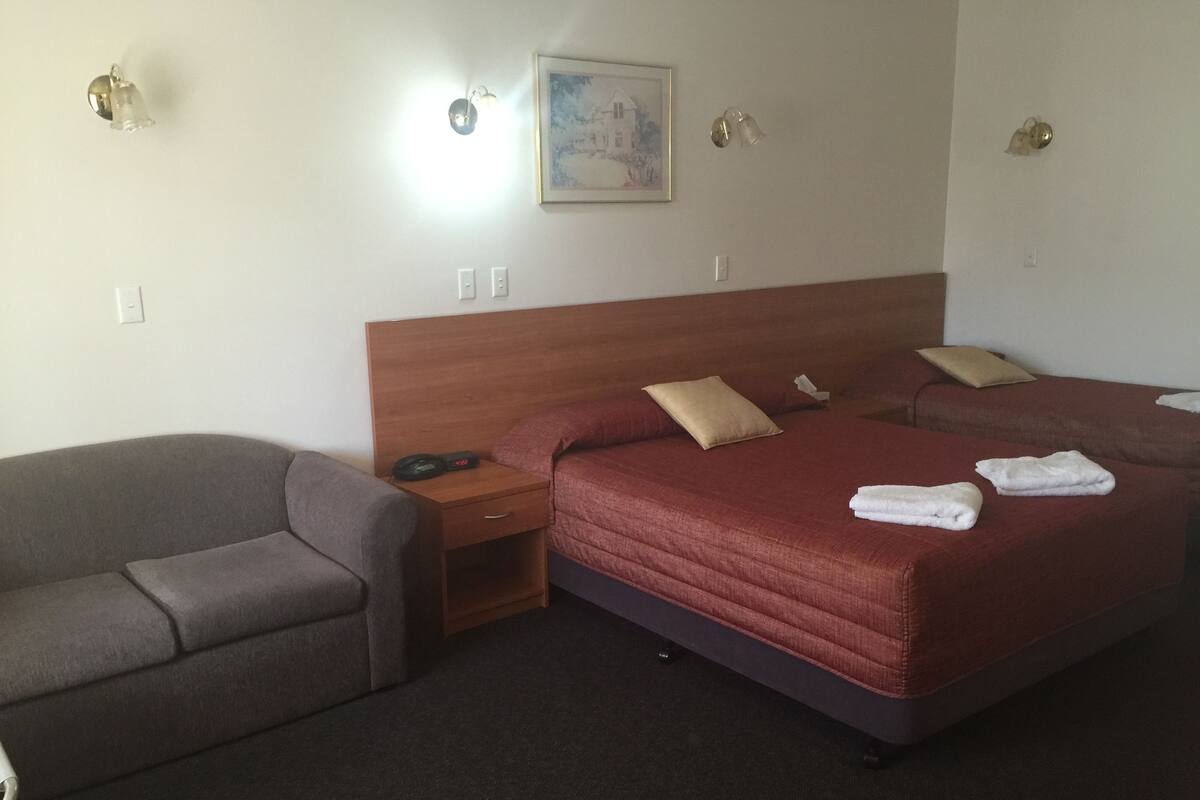 Quarto Standard, não fumadores (Queen Twin) | Ferro/tábua de engomar, Wi-fi grátis, roupa de cama fornecida 