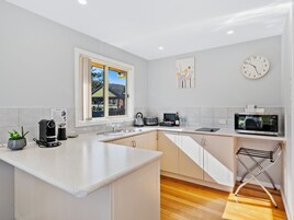 Um frigorífico, um micro-ondas, uma placa de cozinha 