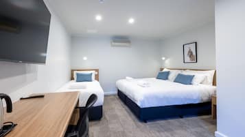 Quarto luxo | Ferros/tábuas de passar roupa, Wi-Fi de cortesia, roupa de cama