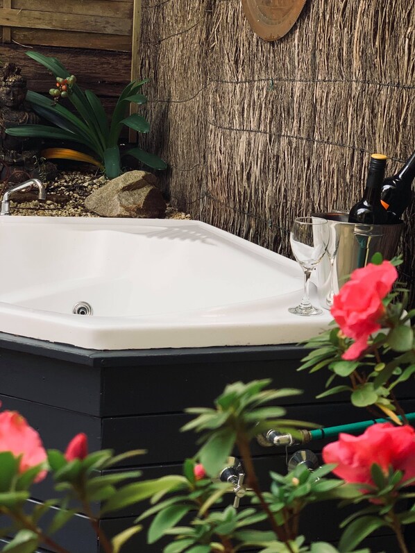 Suite Standard, 1 quarto, não fumadores, cozinha (The Grange Jacuzzi Suite) | 1 quarto, minibar, ferro/tábua de engomar, roupa de cama fornecida