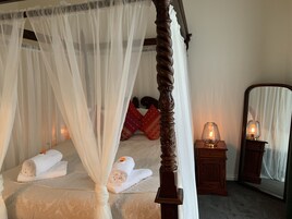Suíte standard, 1 quarto, para não fumantes, cozinha (The Grange Jacuzzi Suite) | 1 quarto, frigobar, ferros/tábuas de passar roupa, roupa de cama
