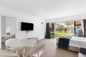 Apartamento standard, 1 quarto, para não fumantes, vista para o jardim (Room 3) | Ferros/tábuas de passar roupa, Wi-Fi de cortesia, roupa de cama