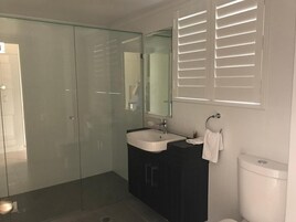 Chuveiro, produtos de toalete grátis, secador de cabelo 