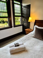 Quarto casal grand | Individualmente mobiliados, espaço de trabalho para notebook