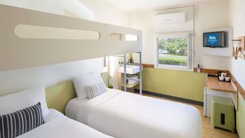 Quarto Standard, várias camas | Roupa de alta qualidade, secretária, ferro/tábua de engomar