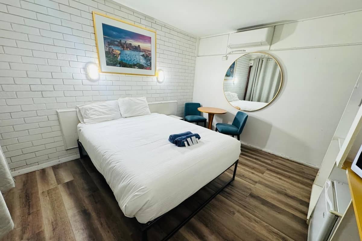 Quarto standard, para não fumantes (Double / Queen Room) | Cortinas blackout, ferros/tábuas de passar roupa, Wi-Fi de cortesia