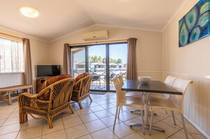 Chalé Deluxe, 2 quartos, não fumadores, cozinha (Chalet Deluxe) | Sala de estar | TV de ecrã plano 