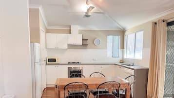 Casa Móvel Básica | Cozinha privada | Um frigorífico, uma placa de cozinha, uma chaleira elétrica