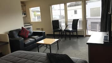 Quarto standard, para não fumantes, cozinha americana | Escrivaninha, ferros/tábuas de passar roupa, Wi-Fi de cortesia