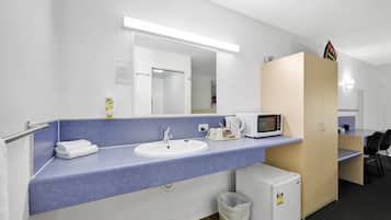 Standard Twin Room | Casa de banho | Um polibã, artigos de higiene pessoal grátis