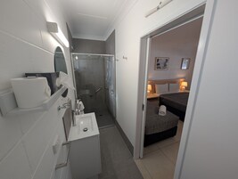 Quarto Deluxe, varanda (Deluxe Twin - 2 Beds) | 1 quarto, com decoração personalizada, com mobília individualizada 