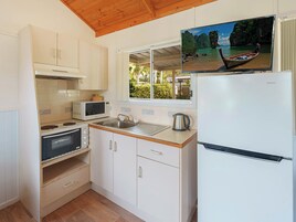 Standard 1 Bedroom Cabin | Kitchenette privada | Um frigorífico/congelador grande, um micro-ondas, uma placa de cozinha 