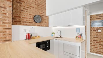 Apartamento Deluxe, varanda, vista para o lago | Minibar, secretária, cortinas/cortinados opacos, ferro/tábua de engomar