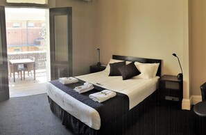 Quarto standard, 1 cama Queen, para não fumantes (Queen Room 4) | Ferros/tábuas de passar roupa, Wi-Fi de cortesia, roupa de cama