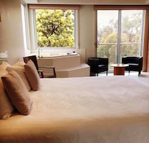 Quarto luxo, banheira de hidromassagem, no canto (Corner) | Frigobar (abastecido com alguns itens grátis), escrivaninha