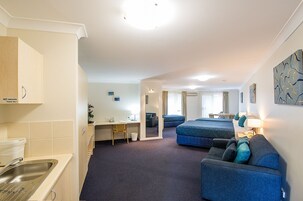 Quarto Familiar, pátio, no rés do chão | Secretária, ferro/tábua de engomar, Wi-fi grátis 