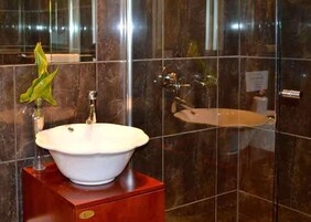 Quarto standard, 1 cama Queen, para não fumantes, cozinha americana (Flinders Room) | Banheiro | Chuveiro, chuveiro com efeito de chuva, produtos de toalete grátis 