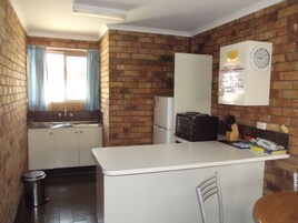 Suite Standard, 2 quartos, não fumadores, cozinha (Suite) | Cozinha privada | Um frigorífico, um micro-ondas, uma cafeteira/bule 