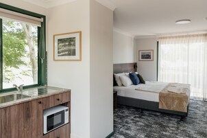 Quarto Standard (Queen Bed) | Secretária, ferro/tábua de engomar, roupa de cama fornecida 