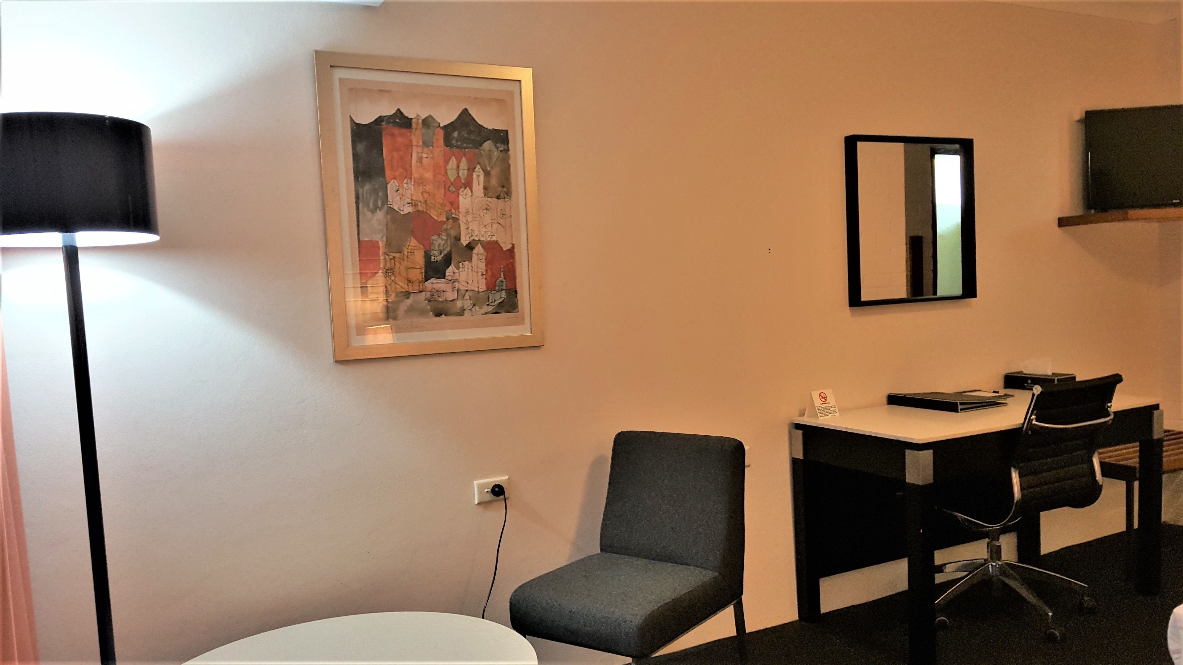 Quarto Standard, não fumadores (Side Room 1 Queen) | Secretária, cortinas/cortinados opacos, ferro/tábua de engomar 