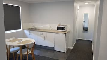 Quarto Deluxe | Cozinha privada | Um frigorífico, um micro-ondas, uma chaleira elétrica