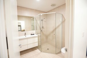 Apartamento, 1 quarto | Casa de banho | Um polibã, toalhas fornecidas, sabão, papel higiénico