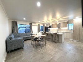 Apartamento, 2 quartos | Área de estar | Smart TV