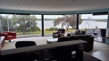 Penthouse Superior, 3 quartos, não fumadores, vista para o lago | Sala de estar | Televisor LCD de 32 de polegadas com canais digitais, televisor, livros