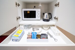 Frigobar, escrivaninha, espaço de trabalho para notebook