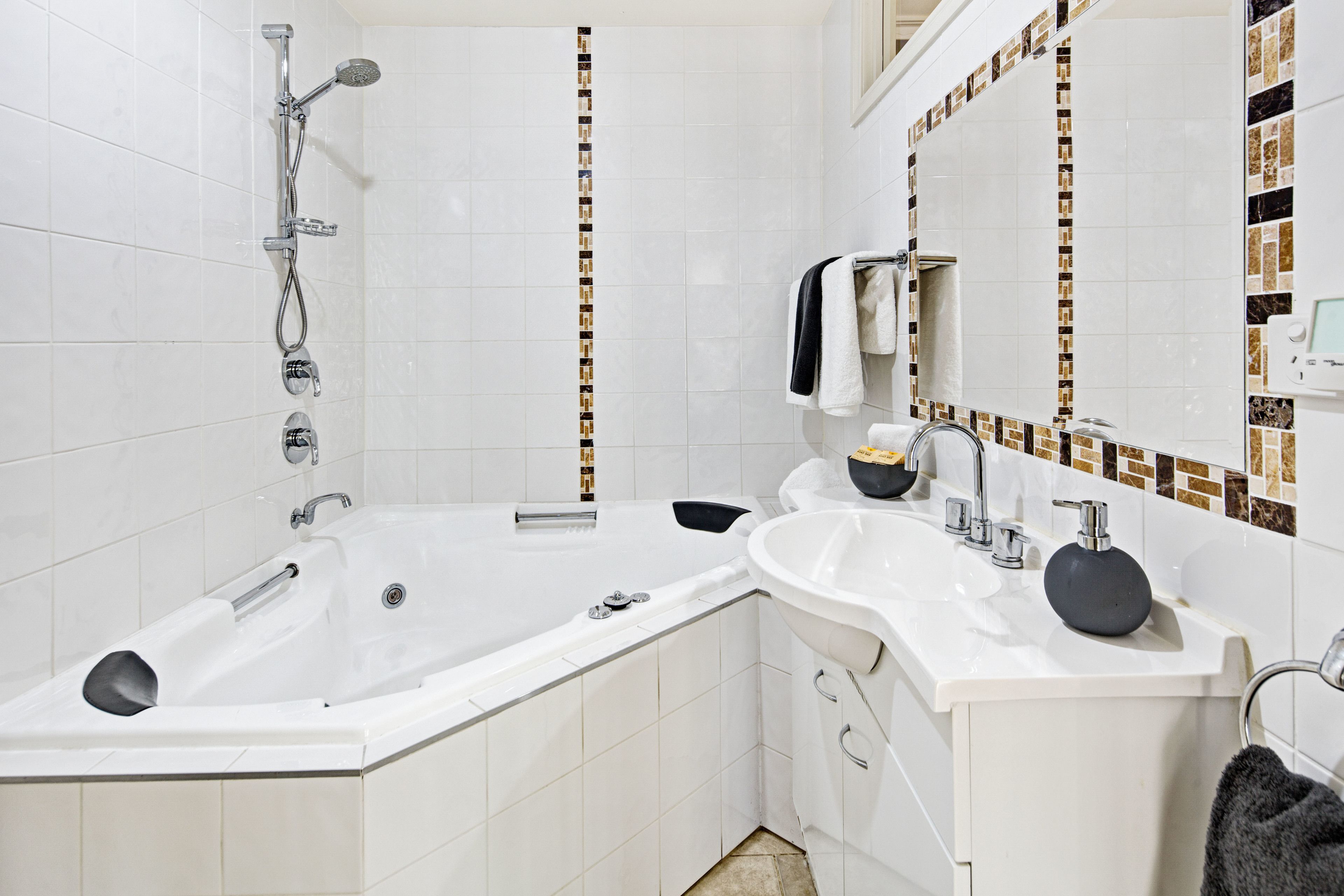 Apartamento Júnior, 1 cama queen-size, não fumadores, kitchenette | Casa de banho | Um polibã, artigos de higiene pessoal grátis, um secador de cabelo 