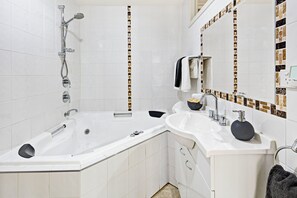 Apartamento Júnior, 1 cama queen-size, não fumadores, kitchenette | Casa de banho | Um polibã, artigos de higiene pessoal grátis, um secador de cabelo 
