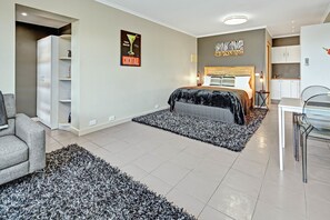 Estúdio Júnior, 1 cama queen-size, não fumadores, kitchenette ('The Trentham' Spa Studio) | Sala de estar | Televisor, leitor de DVD 